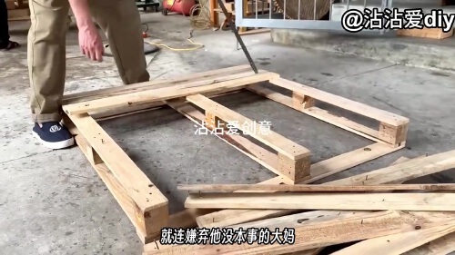 农村大爷将废弃的木框架,制作了实木移动沙发