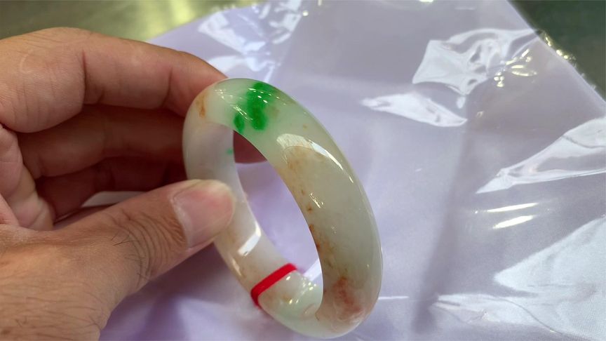 玉器中的较有特色翡翠手镯 有没有你心中和哪种呢
