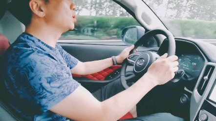 皮卡车驾驶体验:灯光自动,雨刮自动,sos主动来电服务,智能定速巡航能...