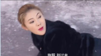 前妻卷走前夫存款跑路,不料前夫也是狠人,一瓶硫酸教她做人