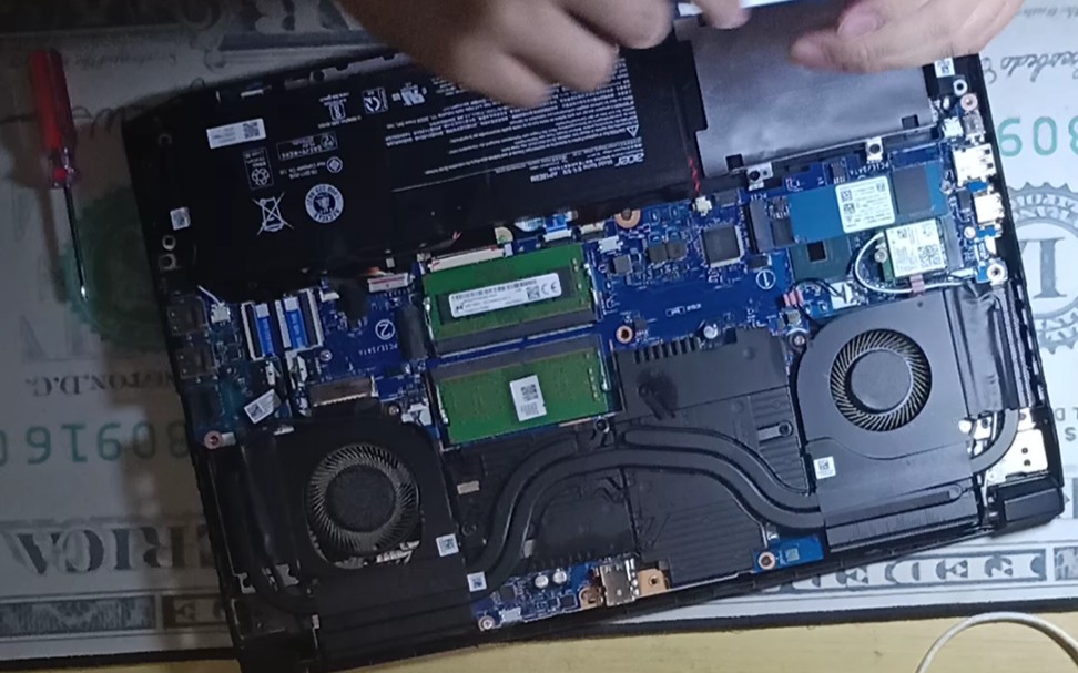 暗影骑士擎拆机,加装硬盘