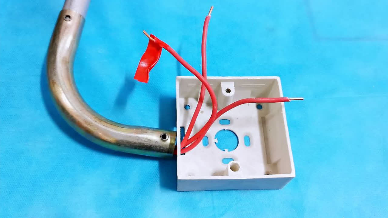 .一支电笔就能分出火线零线和地线,方法简单,.