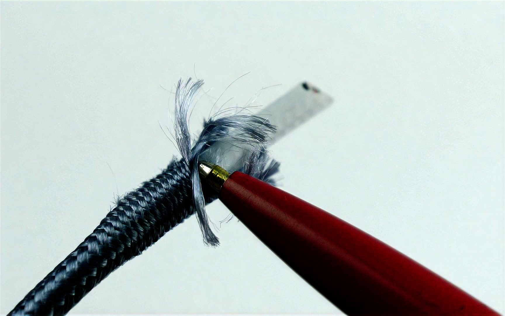 公牛尼龙编织数据线拆解:还原品质下的细节