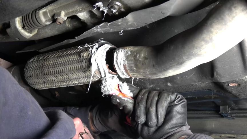 汽车排气管断裂用这种办法修复,真是人才