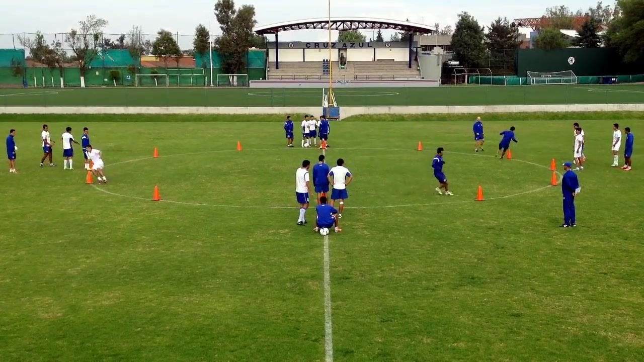 有趣和刺激的团队足球训练,分组对抗,随机变化,练习反应能力