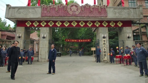 沸腾人生:大学生在车厢里打架,厂长问责,大学生:撞拐呢!