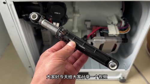 今天才知道原来洗衣机脱水时抖动噪音大一般都是这里的问题