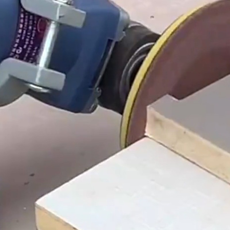 角磨机这样用太安全了,完全不用手扶,就算切片飞出来都不会伤人