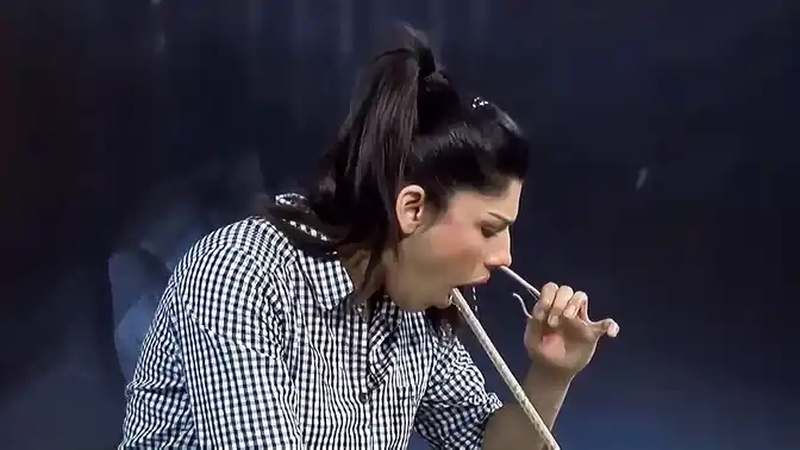 国外真人秀节目表演,女人把绳子穿进鼻孔,再从嘴巴拉出来