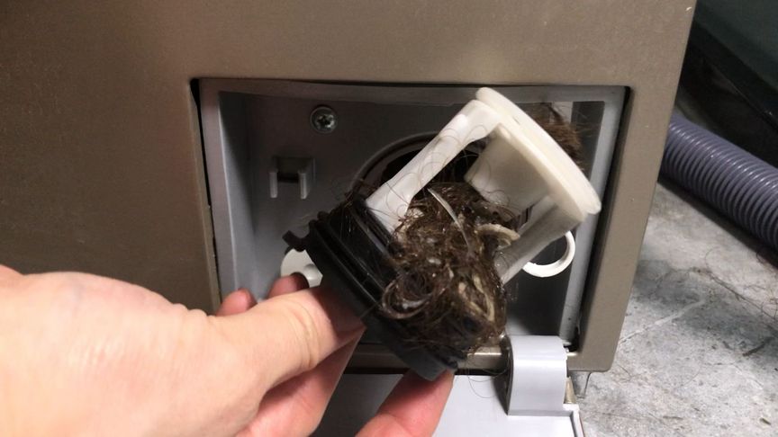 洗衣机也要常清洁,把这个“排污口”打开,脏东西才能清理干净!