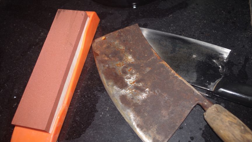 磨刀不误切菜工,看9.9元买的磨刀石,能不能让生锈的菜刀变锋利