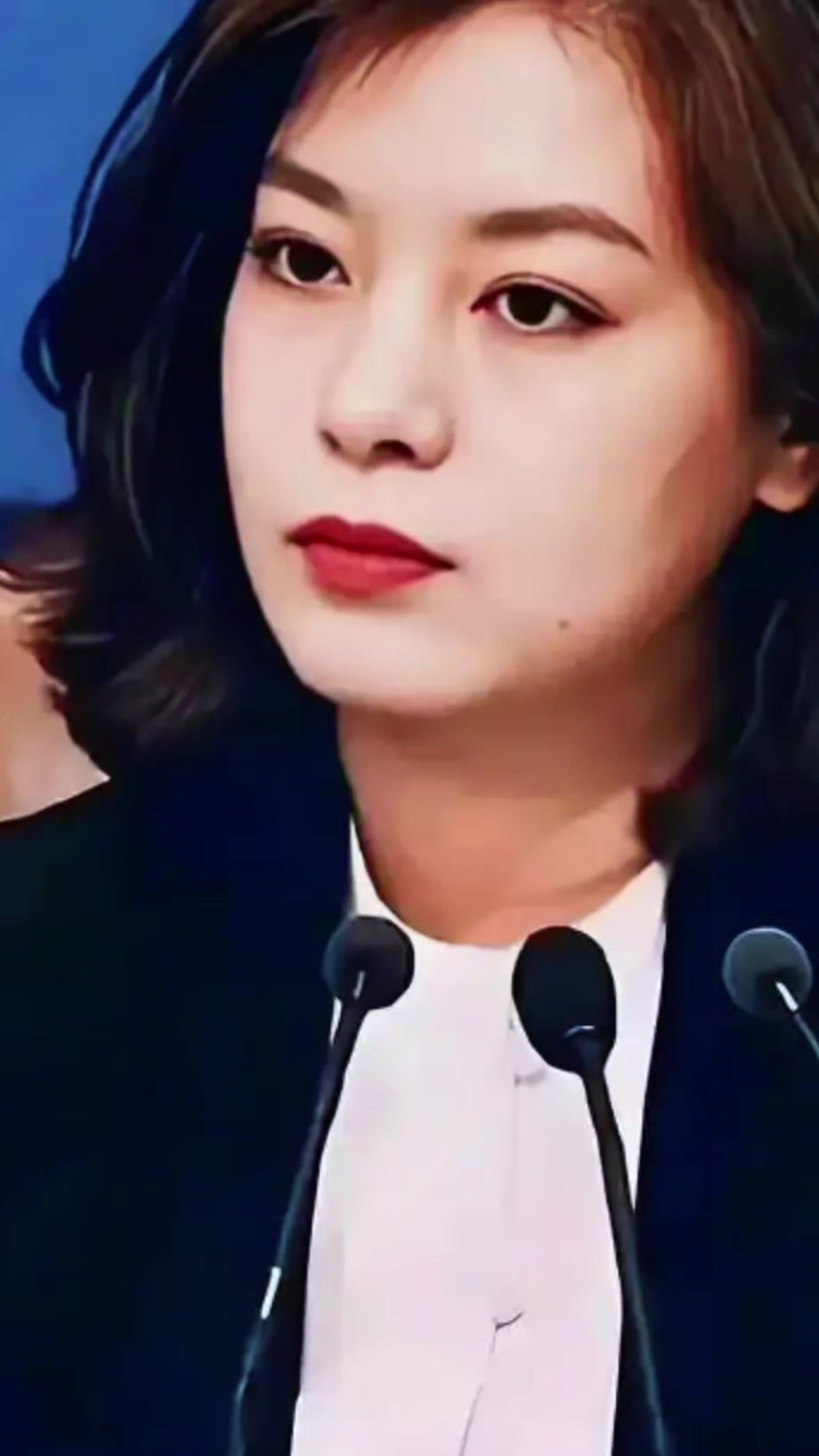 ...当她身着正装,以精准如手术刀般的语言,将中国声音传递至全球时,那...