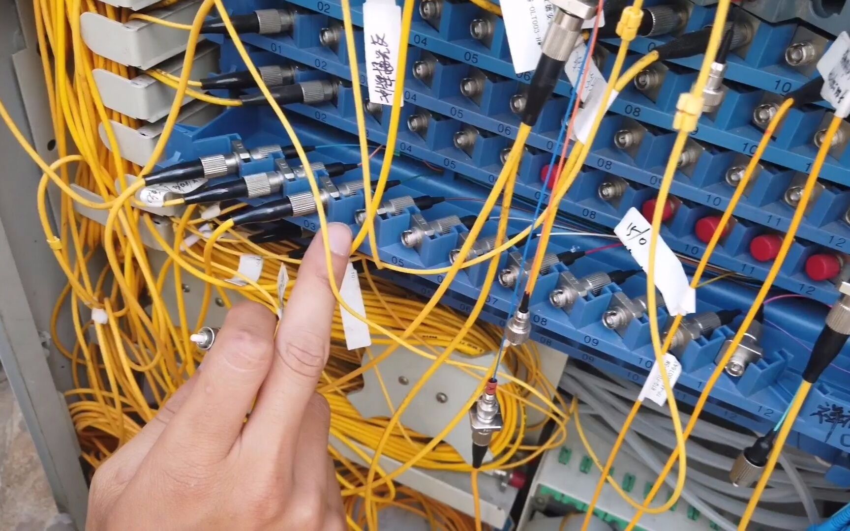 移动宽带:大面积用户断网,装维协助施工队调光,其实很多人断网都不...