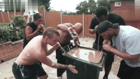 国外小哥用垃圾桶泡咖啡,一边泡澡一边喝,这画面简直太辣眼!