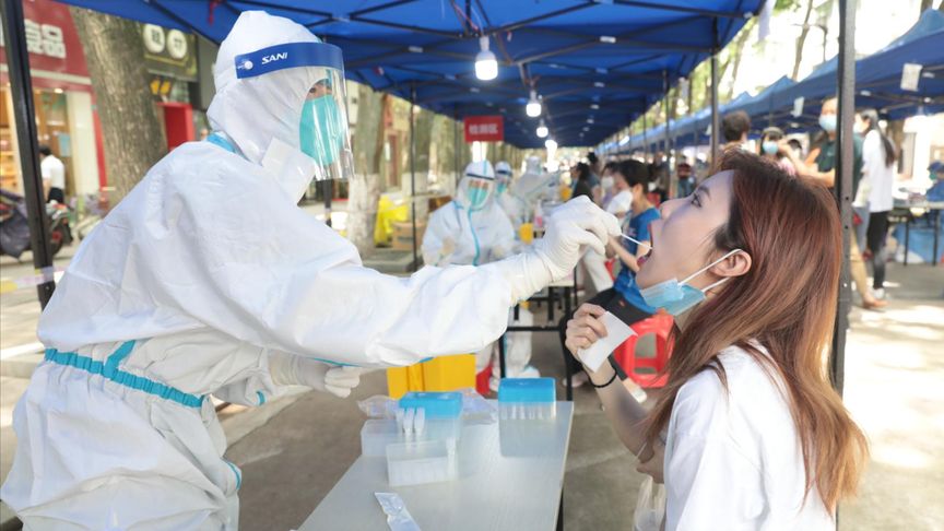 武汉全员核酸检测现场:护士着防护服不惧中暑采样 市民自觉排队