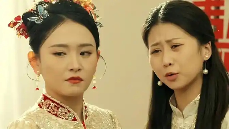 村霸带着小弟来婚闹,一斧子就劈开房门,竟还想要对伴娘下手