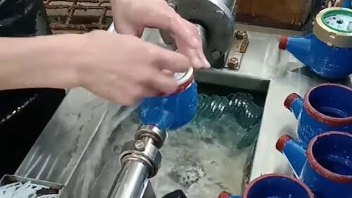 新来的小徒弟安装水表,张口就要一千块钱,就他这技术真的值一千吗?