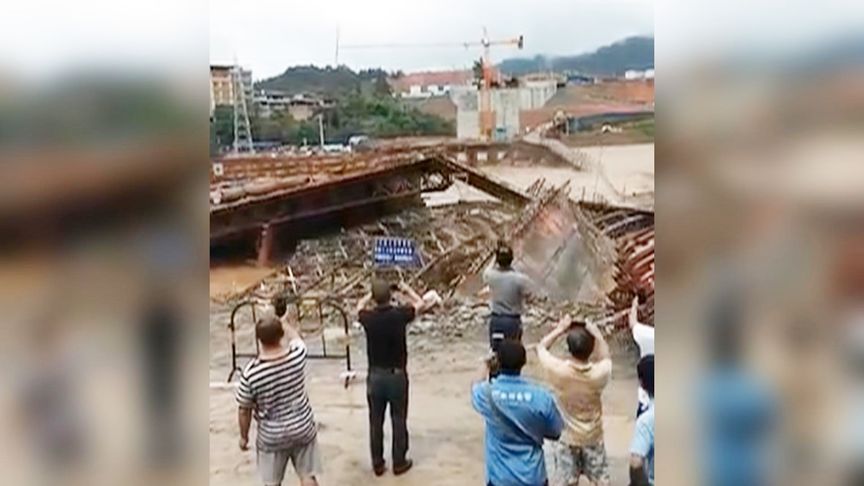 现场直击!网传柳州一在建桥梁被洪水冲垮 住建部:系施工便桥
