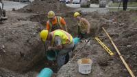 实拍污水管道埋装过程,接头处是这样处理的,长见识了
