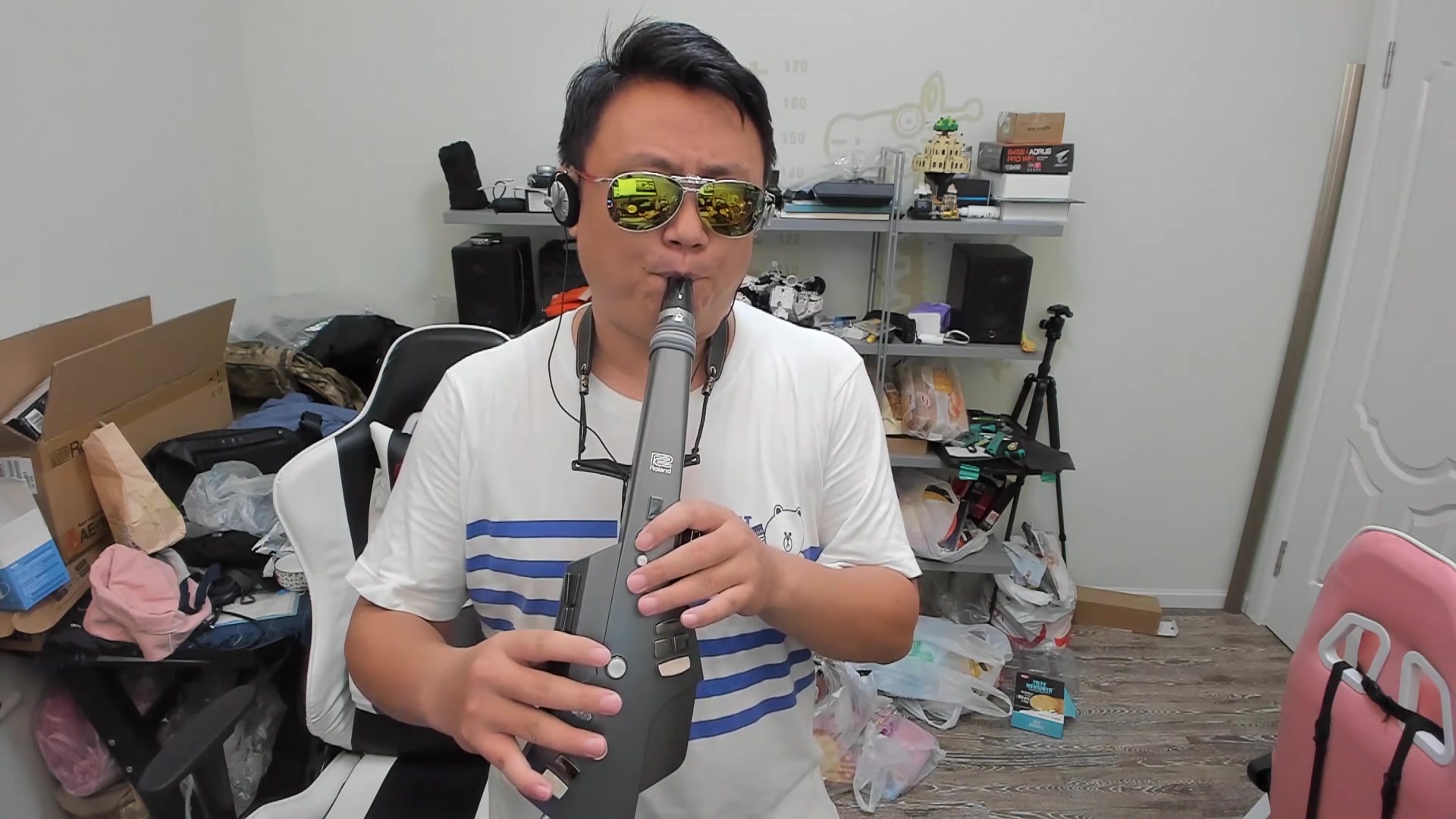 两款罗兰电吹管分别吹奏《我爱你中国》