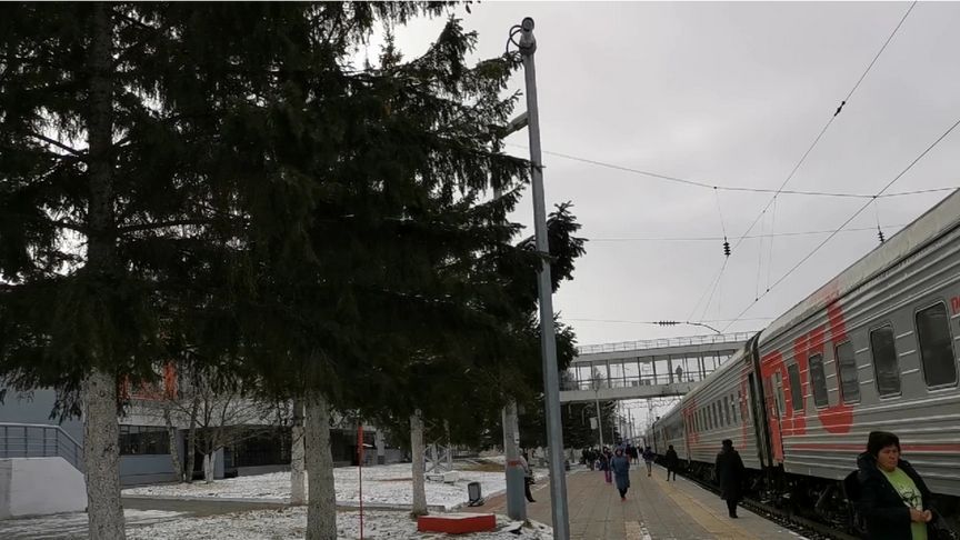 K3国际列车在大雪中停靠在西伯利亚