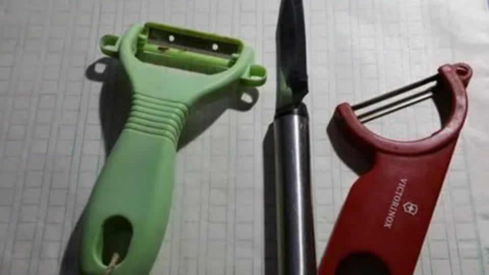 削皮刀上的小机关,很多家庭用烂了都不知道,再不懂就亏大了!