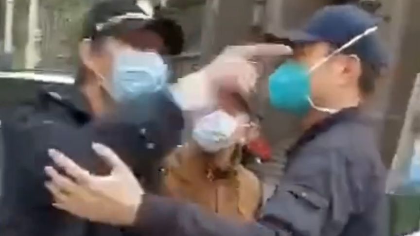 武汉城管硬闯社区不配合防疫工作?官方:系协管员,已辞退