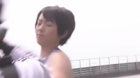 穿着如此性感的美女,遇上枪战,竟如此厉害