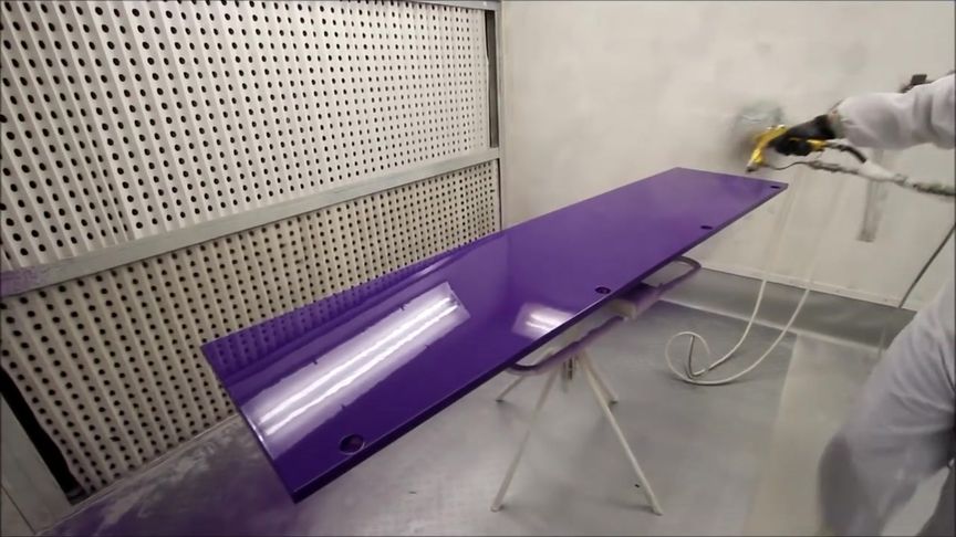 娴熟的喷漆工,把工件表面喷出磨砂的感觉