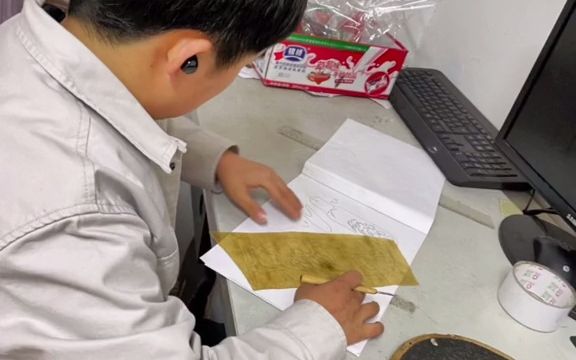 【皮影制作】一件皮影的制作大概需要制皮,选皮,绘图,雕刻,染色,脱水,...