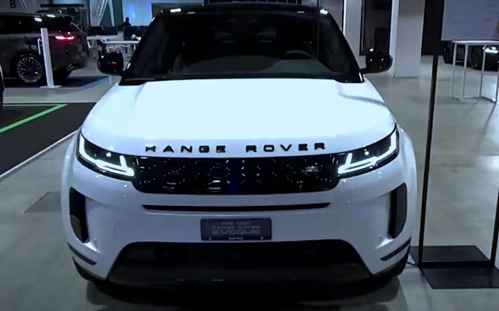 28万起!2023款路虎极光L来了!配2.0T+9AT四驱,比宝马X5还霸气