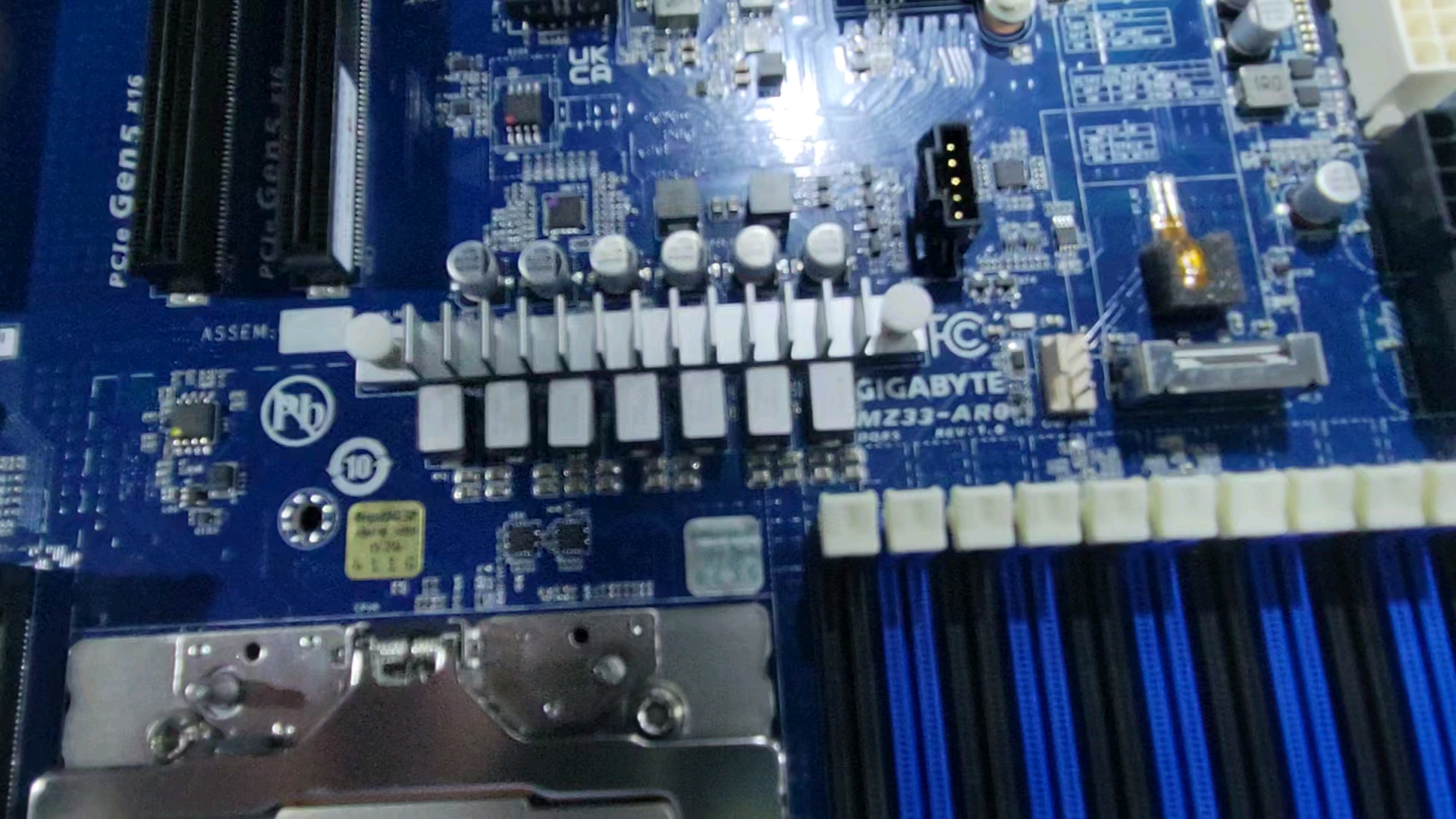 AMD EPYC 9654 处理器,支持24条内存扩展DDR5 1TB RECC,支持14...