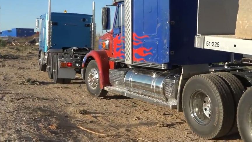 网友3000块买的擎天柱大卡车模型,在沙土路面玩的不亦乐乎