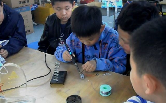 小学生第一次接触电焊笔/丁照毅