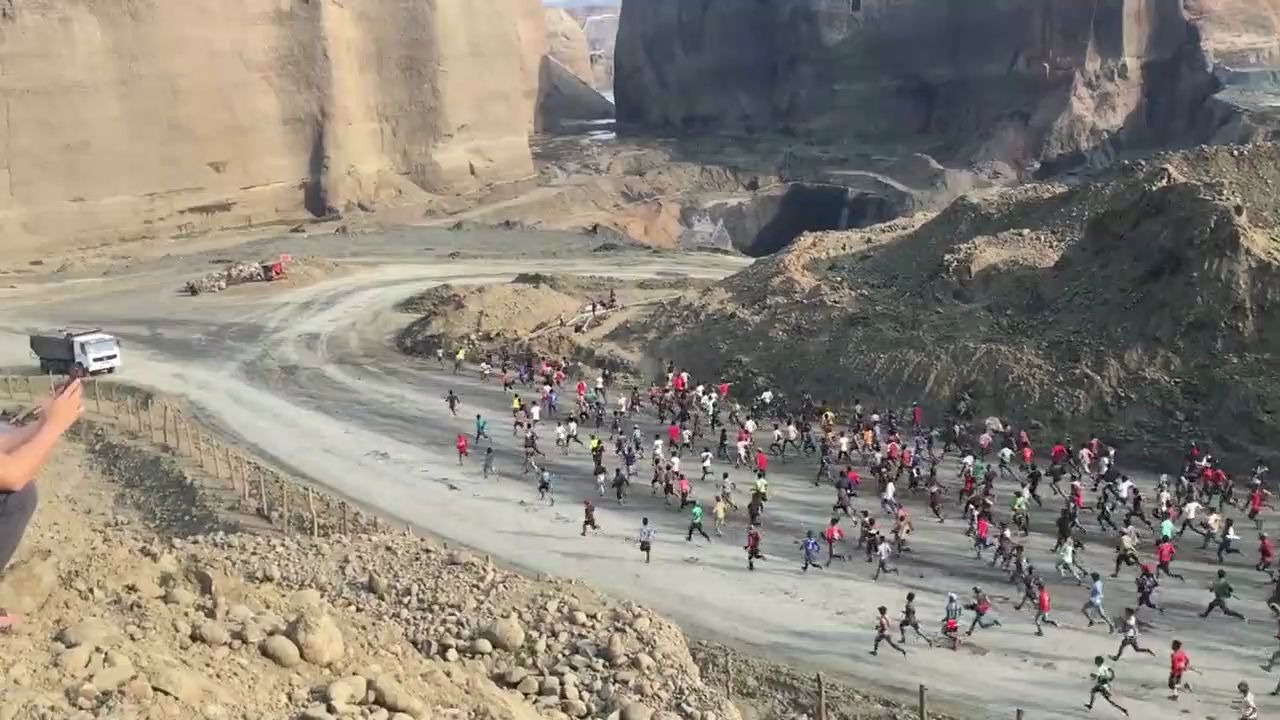 缅甸莫莫亮翡翠矿区实况:疯狂的石头,万人奔腾,犹如脱缰之马!