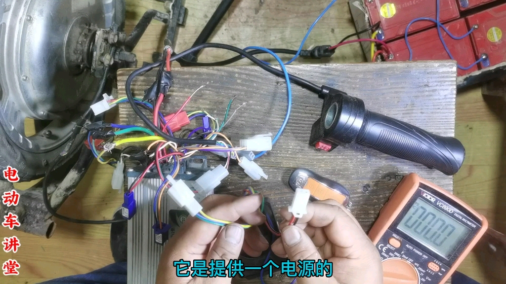 电动车安装防盗器,把主要的几根线排出来,这样不怕烧坏!
