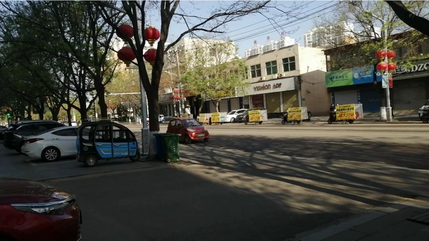 城市老年人电动车广告宣传队,一道亮丽的风景线。