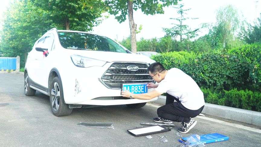 新车车牌都要自己装，车管所给的螺丝有讲究，安装错了会吃大亏