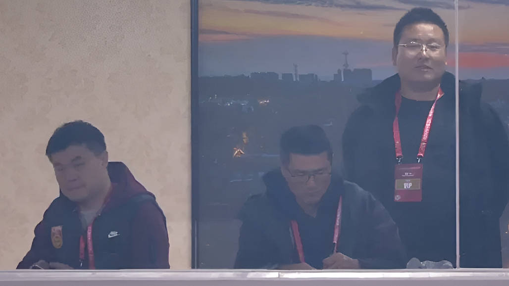 邵佳一出任国足主帅后首次露面!现身观看U22比赛,边看球边认真做笔记