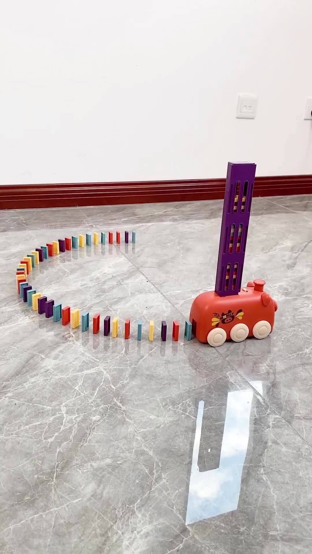 新买的多米诺小火车,可以自动排列骨牌,简单又好玩,还可以排列圆形