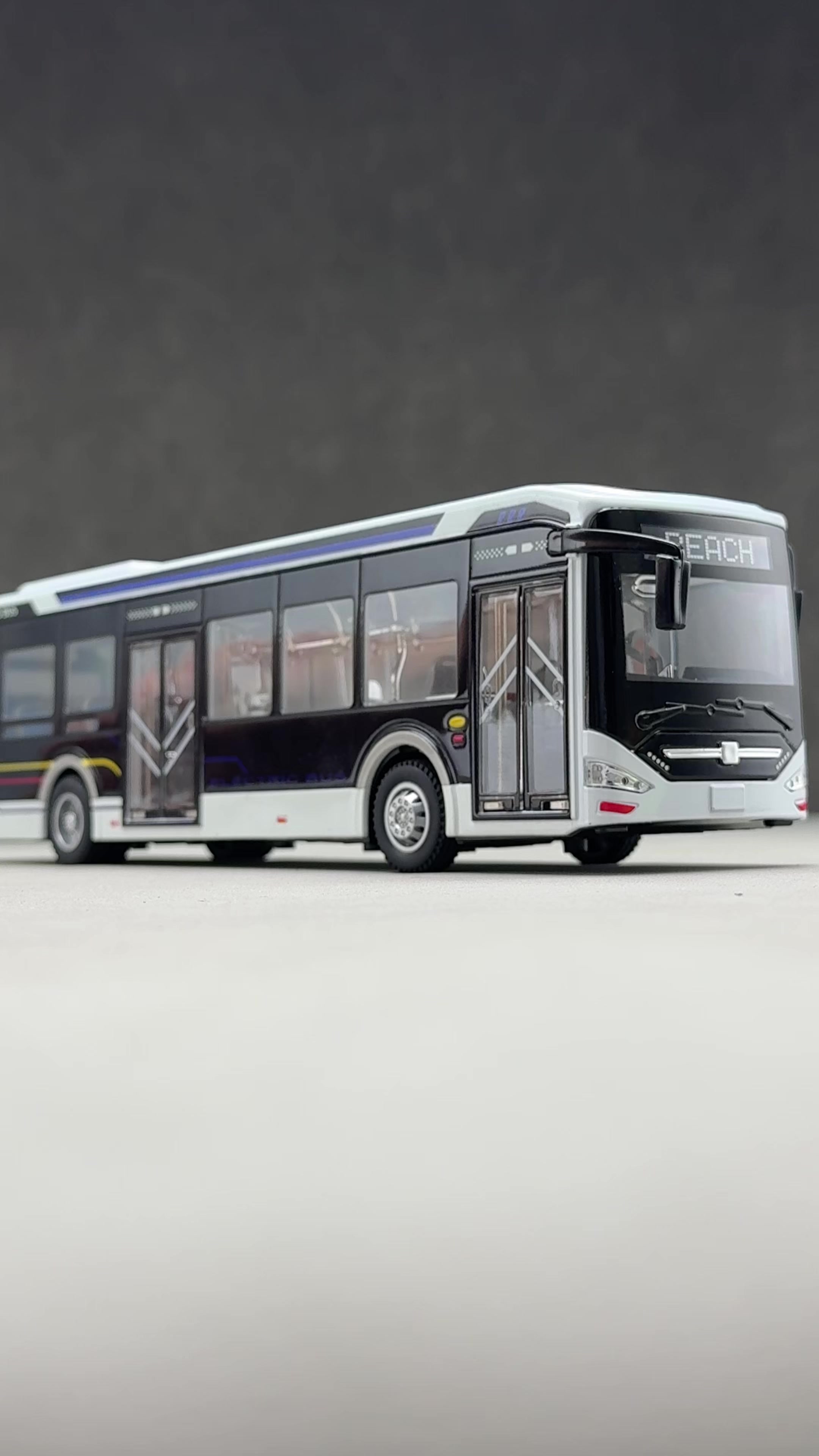 好精致的公交车模型,车门打开、内饰座椅都超还原。#汽车模型 #公交...