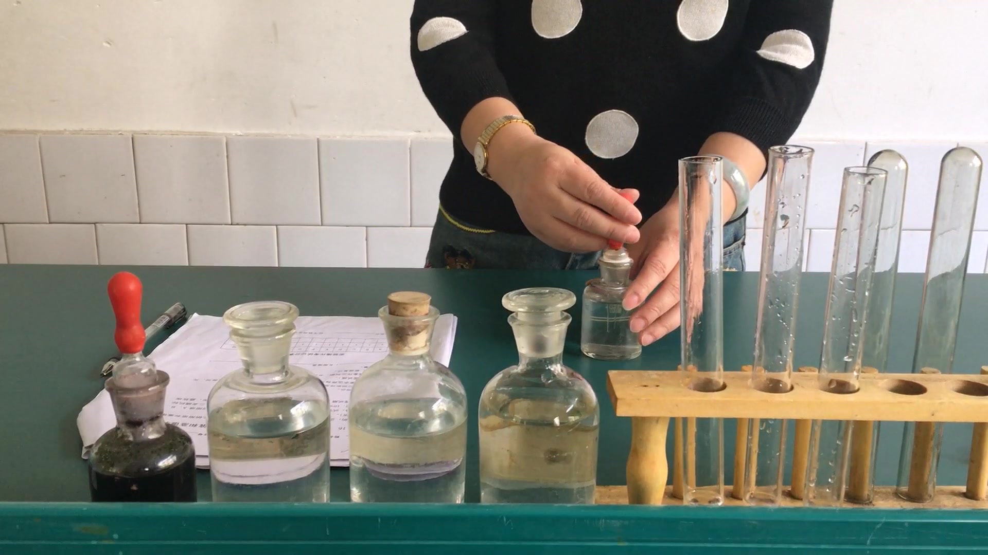 .内江中考化学实验操作考试 用指示剂鉴别盐酸、氢氧化钠溶液和蒸馏水