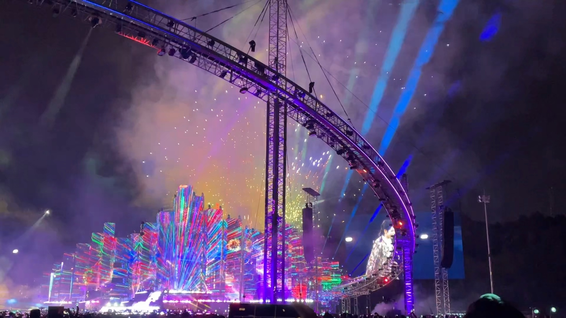 华晨宇 【火星演唱会】10.5《新世界》烟花秀