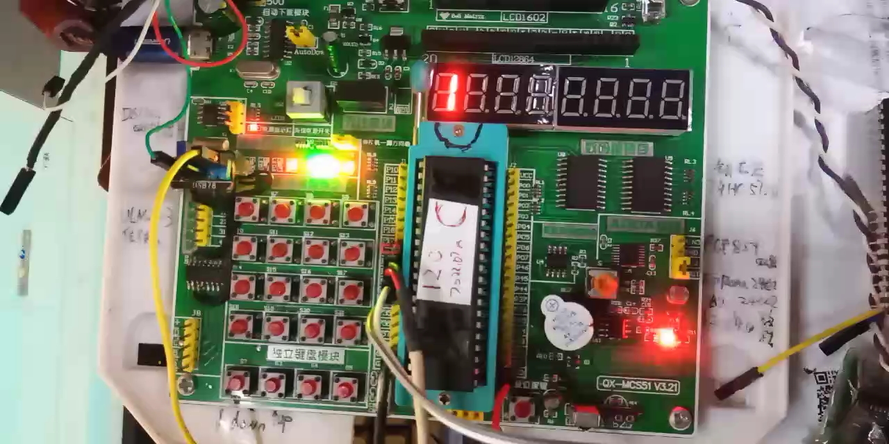《51单片机开发板1T播放midi》 玩玩,数码管显示当前曲目号,利用uln...