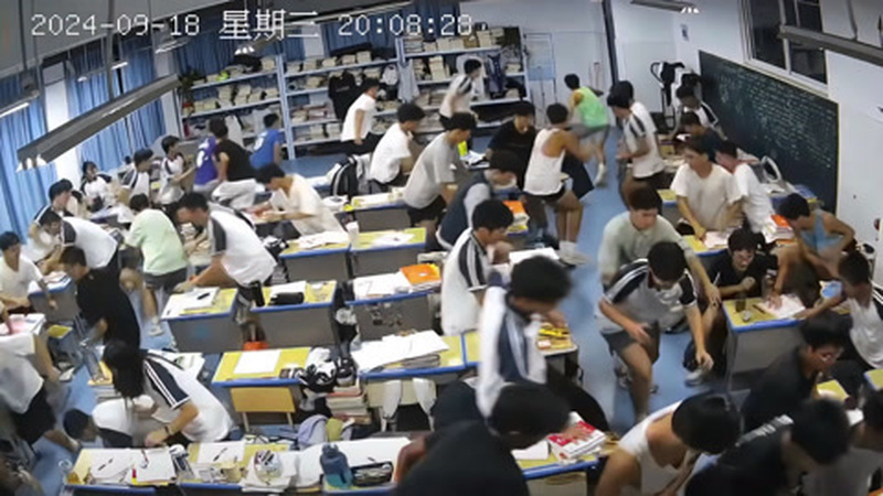 监控下的6秒撤离!地震瞬间学生紧急撤离,当天才进行疏散演练