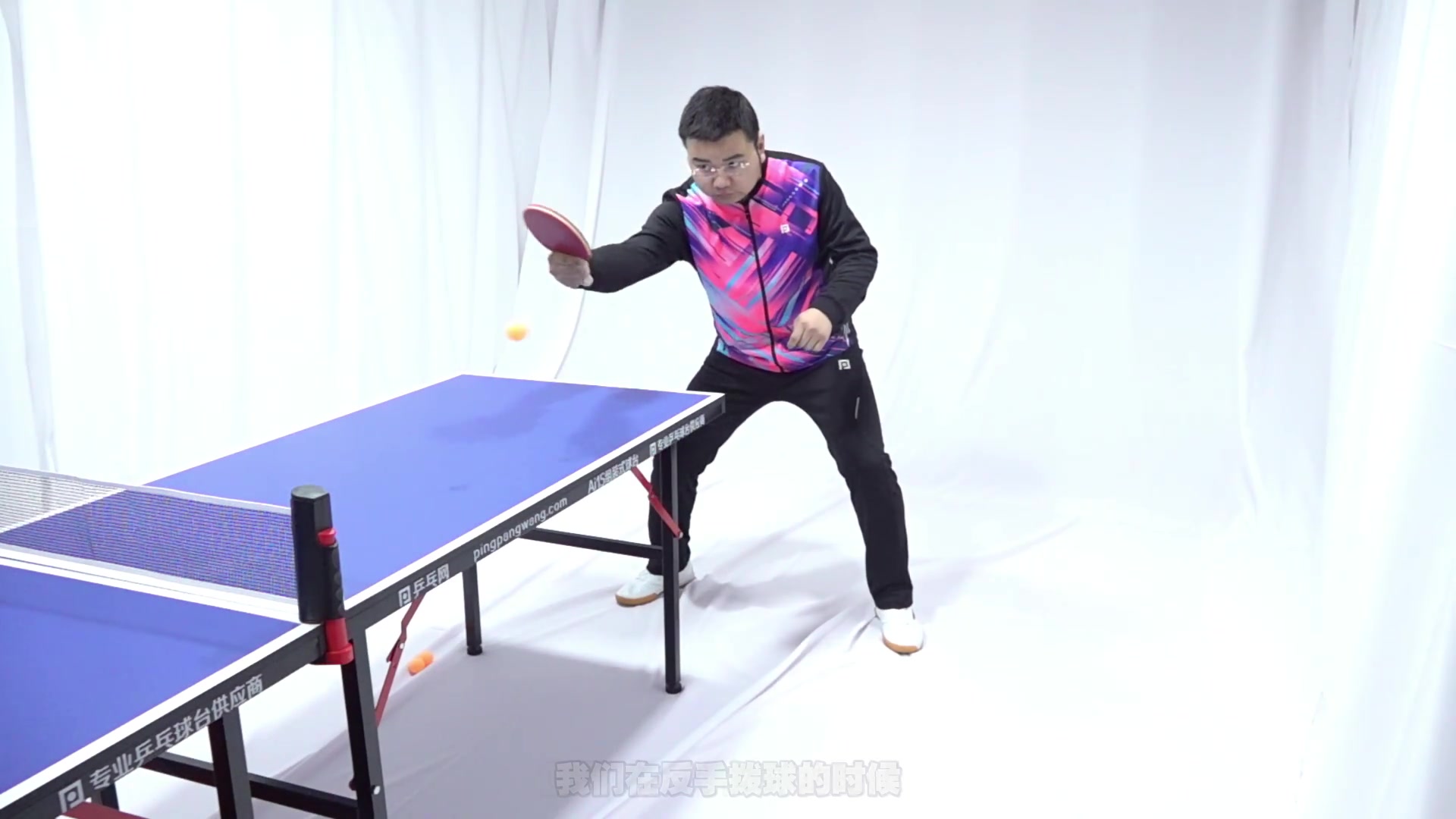 各位乒乓球横板爱好者,反手拨球湿父提出“手指运用”新要求