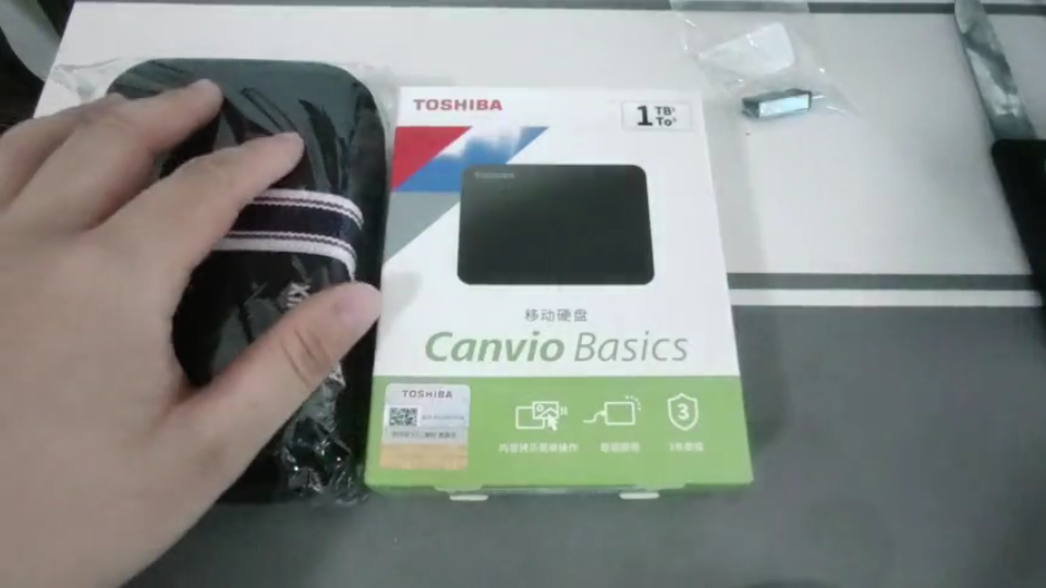 东芝新小黑A3移动硬盘开箱+HD tune与Victoria测评