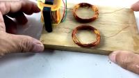 小伙将电压器连接铜线圈组装发电器,点亮灯泡