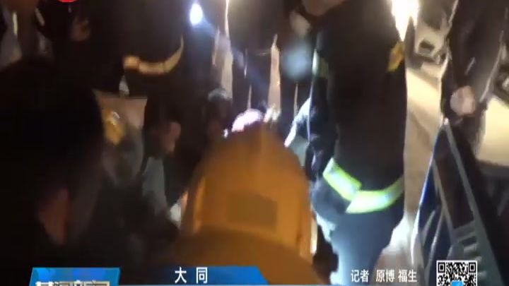 一辆奔驰车酒驾,电动三轮车被撞严重变形,1人被困
