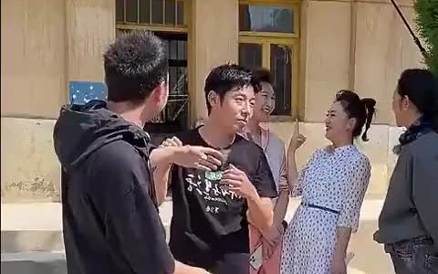 只有撒贝宁敢在央视这么放肆看了!央视的中秋晚会探班直播,我真的会...